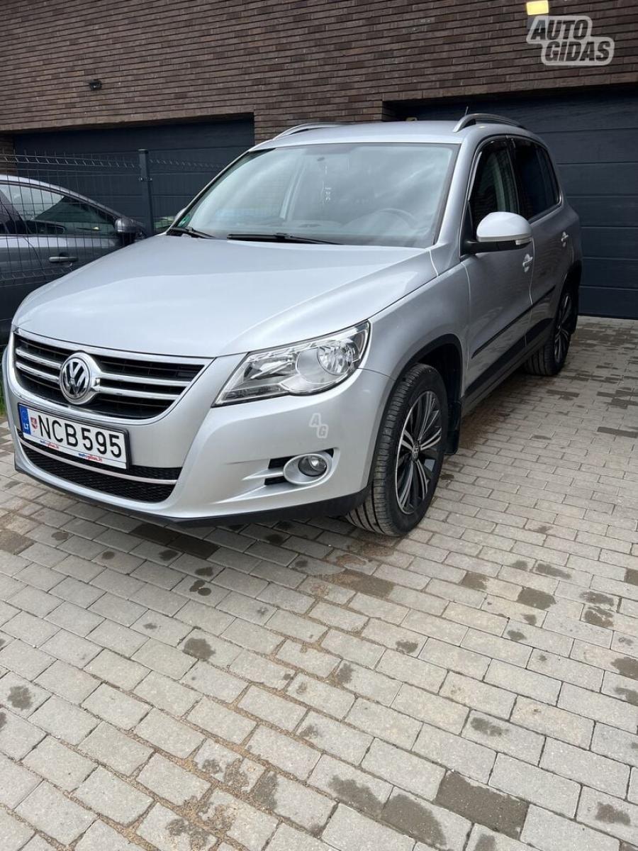 Pelēks Volkswagen Tiguan 2009 Viļņa, ar dzinēja tilpumu 2.00 L un nobraukumu 300 tūkst. km par 5950 €, foto 1 vietnē AUTOMOTO.COM.LV