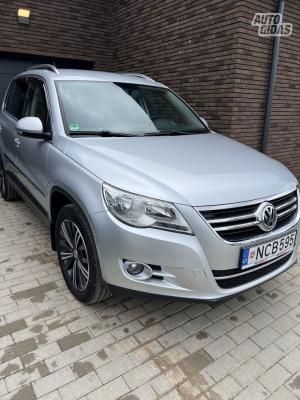Pelēks Volkswagen Tiguan 2009 Viļņa, ar dzinēja tilpumu 2.00 L un nobraukumu 300 tūkst. km par 5950 €, foto 3 vietnē AUTOMOTO.COM.LV