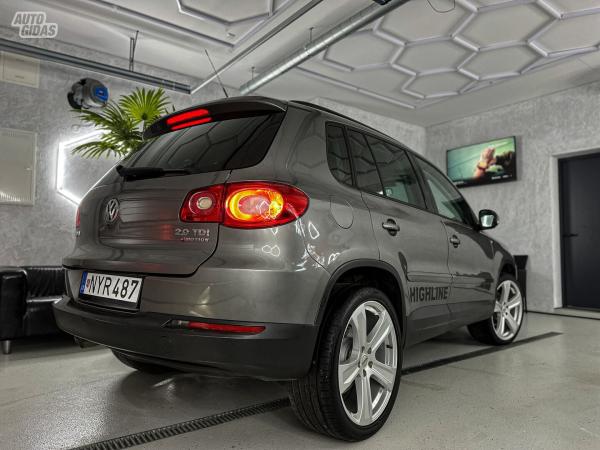 Pelēks Volkswagen Tiguan 2009 Kauņa, ar dzinēja tilpumu 2.00 L un nobraukumu 277 tūkst. km par 6950 €, foto 5 vietnē AUTOMOTO.COM.LV