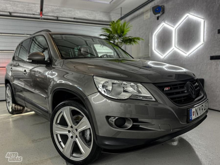 Grey Volkswagen Tiguan 2009 in Kaunas, with an engine capacity of 2.00 L and mileage of 277 thousand km for 6950 €, photo 1 on AUTOMOTO.COM.LV