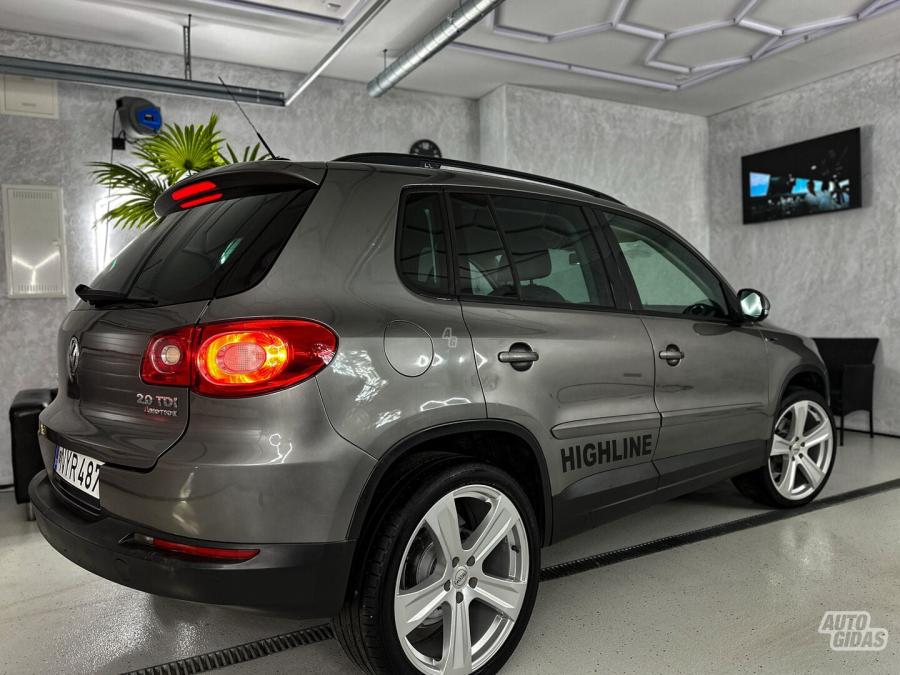Grey Volkswagen Tiguan 2009 in Kaunas, with an engine capacity of 2.00 L and mileage of 277 thousand km for 6950 €, photo 3 on AUTOMOTO.COM.LV