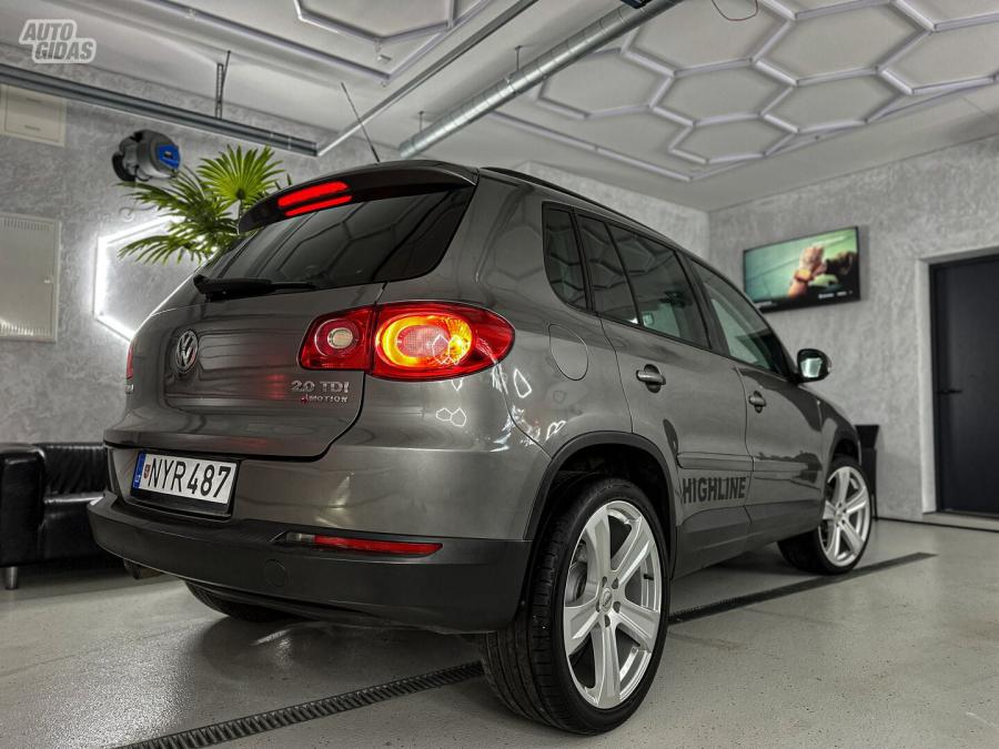 Grey Volkswagen Tiguan 2009 in Kaunas, with an engine capacity of 2.00 L and mileage of 277 thousand km for 6950 €, photo 6 on AUTOMOTO.COM.LV