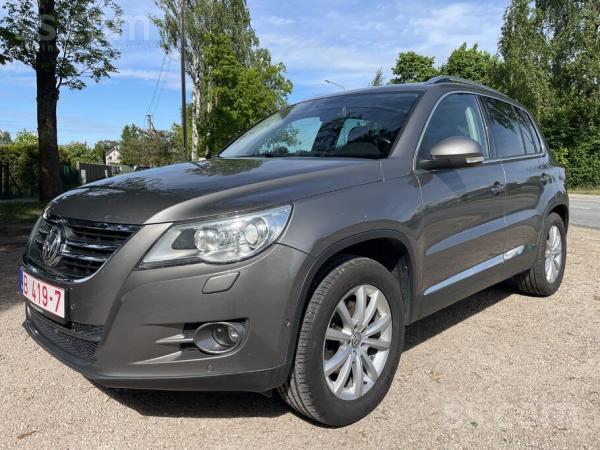 Grey Volkswagen Tiguan 2009 in Riga, with an engine capacity of 2.00 L and mileage of 231 thousand km for 6950 €, photo 1 on AUTOMOTO.COM.LV