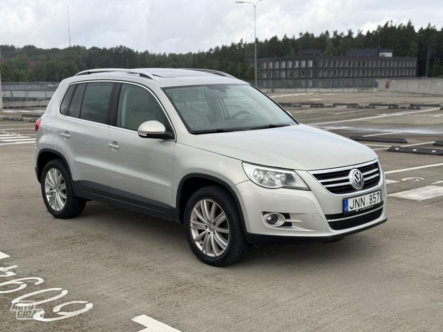 Pelēks Volkswagen Tiguan 2009 Viļņa, ar dzinēja tilpumu 2.00 L un nobraukumu 278 tūkst. km par 4250 €, foto 1 vietnē AUTOMOTO.COM.LV