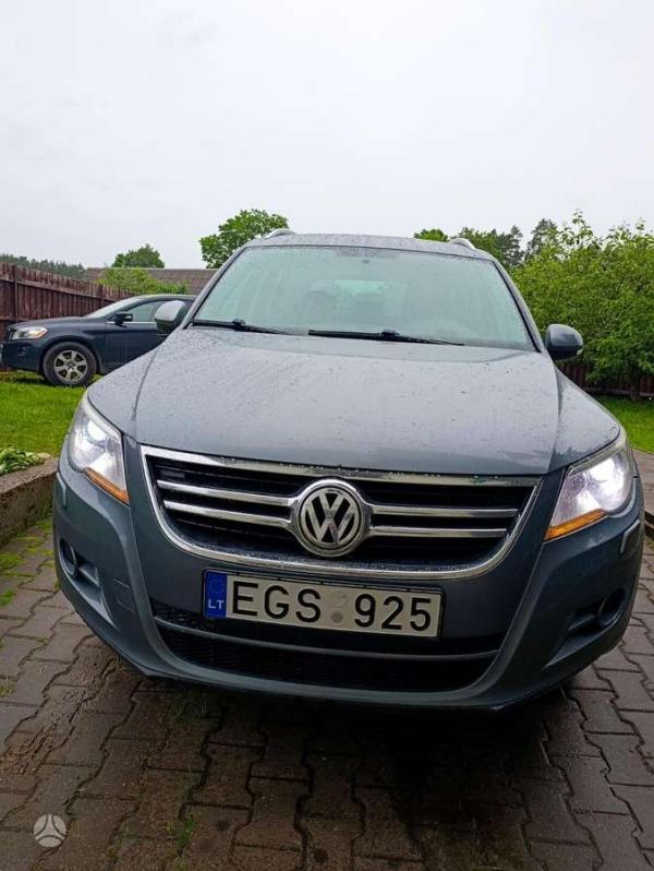 Grey Volkswagen Tiguan 2009 in Salcininkai, with an engine capacity of 1.97 L and mileage of 375 thousand km for 5350 €, photo 1 on AUTOMOTO.COM.LV