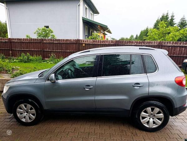 Grey Volkswagen Tiguan 2009 in Salcininkai, with an engine capacity of 1.97 L and mileage of 375 thousand km for 5350 €, photo 2 on AUTOMOTO.COM.LV