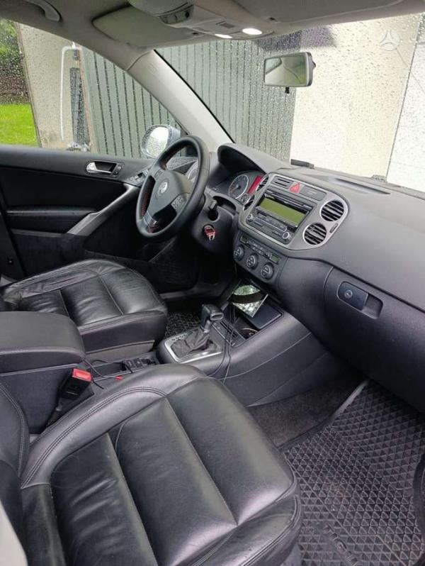Grey Volkswagen Tiguan 2009 in Salcininkai, with an engine capacity of 1.97 L and mileage of 375 thousand km for 5350 €, photo 6 on AUTOMOTO.COM.LV