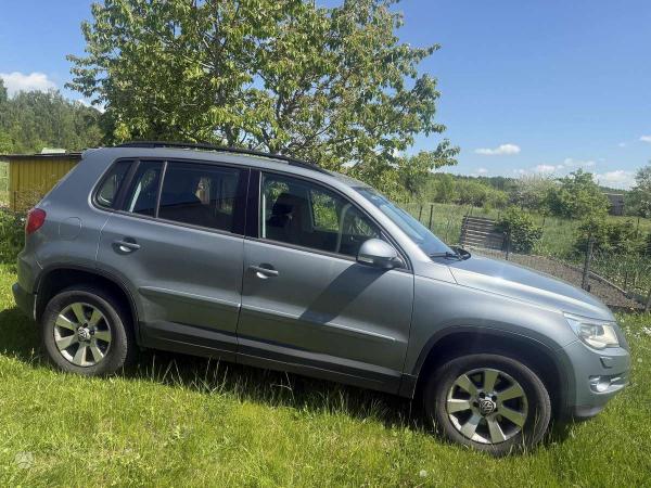 Grey Volkswagen Tiguan 2009 in Raseiniai, with an engine capacity of 1.98 L and mileage of 261 thousand km for 4700 €, photo 3 on AUTOMOTO.COM.LV