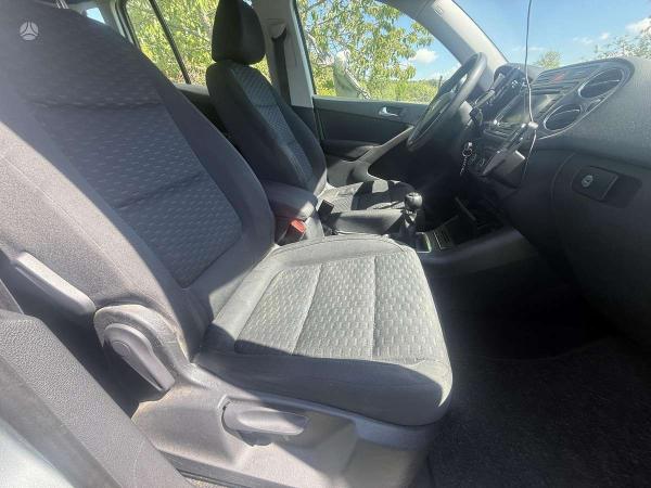 Grey Volkswagen Tiguan 2009 in Raseiniai, with an engine capacity of 1.98 L and mileage of 261 thousand km for 4700 €, photo 8 on AUTOMOTO.COM.LV