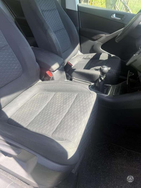 Grey Volkswagen Tiguan 2009 in Raseiniai, with an engine capacity of 1.98 L and mileage of 261 thousand km for 4700 €, photo 9 on AUTOMOTO.COM.LV