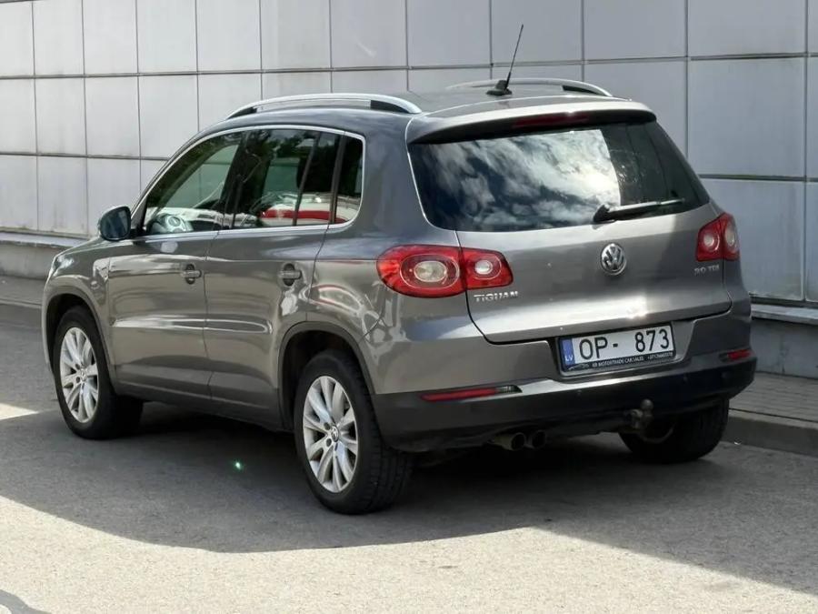 Pelēks Volkswagen Tiguan 2009 Rīga, ar dzinēja tilpumu 2.00 L un nobraukumu 309 tūkst. km par 3900 €, foto 5 vietnē AUTOMOTO.COM.LV