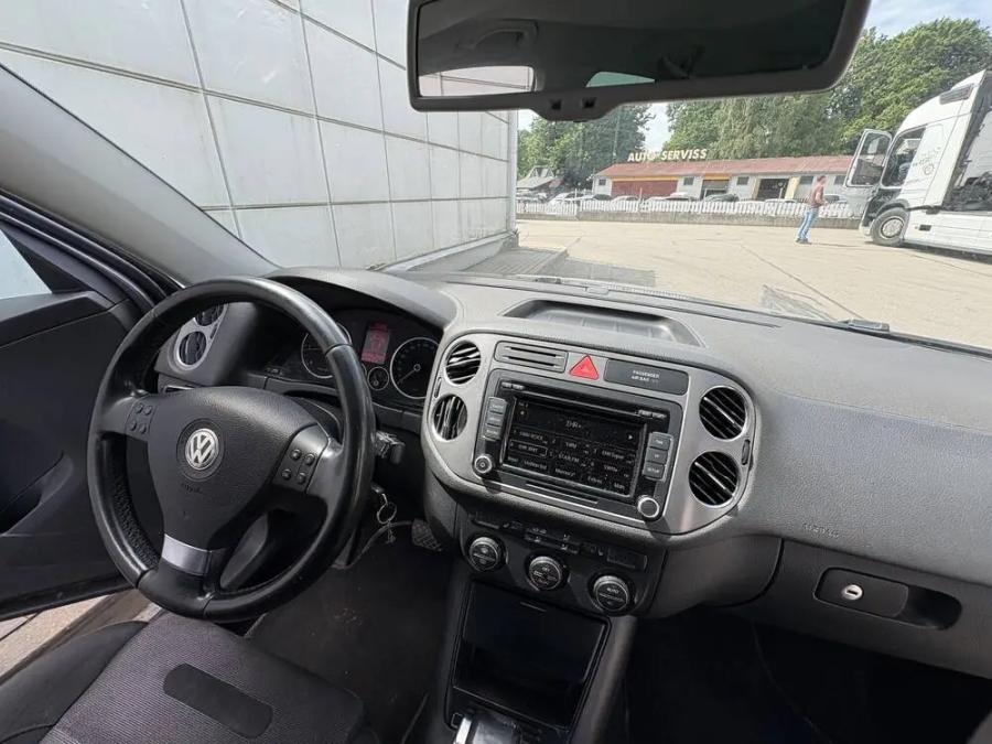 Pelēks Volkswagen Tiguan 2009 Rīga, ar dzinēja tilpumu 2.00 L un nobraukumu 309 tūkst. km par 3900 €, foto 9 vietnē AUTOMOTO.COM.LV