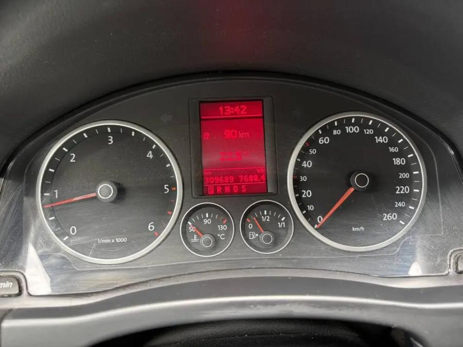 Pelēks Volkswagen Tiguan 2009 Rīga, ar dzinēja tilpumu 2.00 L un nobraukumu 309 tūkst. km par 3900 €, foto 14 vietnē AUTOMOTO.COM.LV