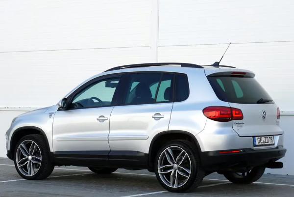 Grey Volkswagen Tiguan 2009 in Riga, with an engine capacity of 2.00 L and mileage of 1768 thousand km for 7900 €, photo 6 on AUTOMOTO.COM.LV
