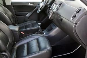 Pelēks Volkswagen Tiguan 2009 Rīga, ar dzinēja tilpumu 2.00 L un nobraukumu 1768 tūkst. km par 7900 €, foto 13 vietnē AUTOMOTO.COM.LV