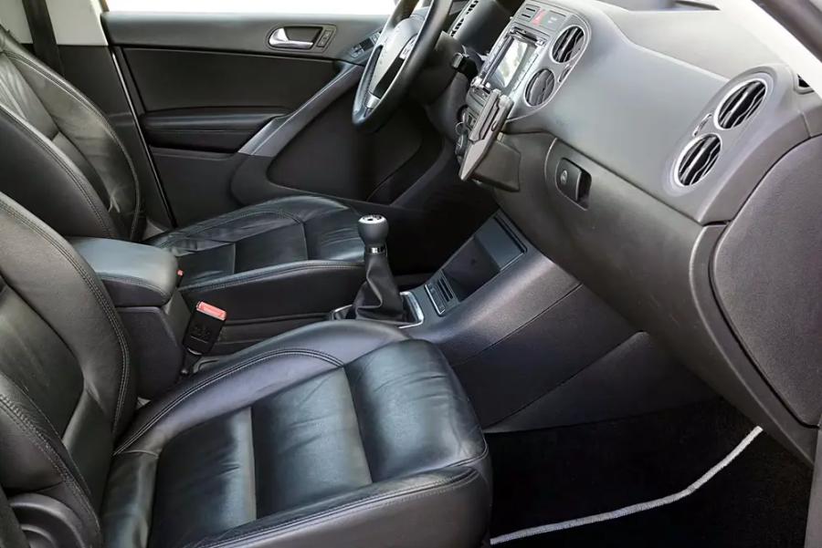 Pelēks Volkswagen Tiguan 2009 Rīga, ar dzinēja tilpumu 2.00 L un nobraukumu 1768 tūkst. km par 7900 €, foto 13 vietnē AUTOMOTO.COM.LV