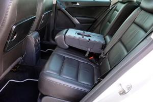 Pelēks Volkswagen Tiguan 2009 Rīga, ar dzinēja tilpumu 2.00 L un nobraukumu 1768 tūkst. km par 7900 €, foto 17 vietnē AUTOMOTO.COM.LV