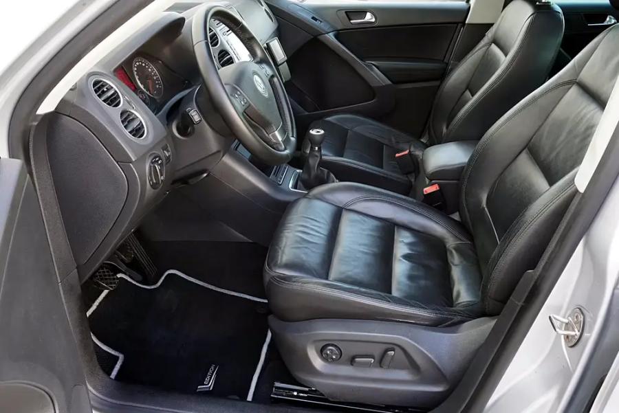 Pelēks Volkswagen Tiguan 2009 Rīga, ar dzinēja tilpumu 2.00 L un nobraukumu 1768 tūkst. km par 7900 €, foto 18 vietnē AUTOMOTO.COM.LV