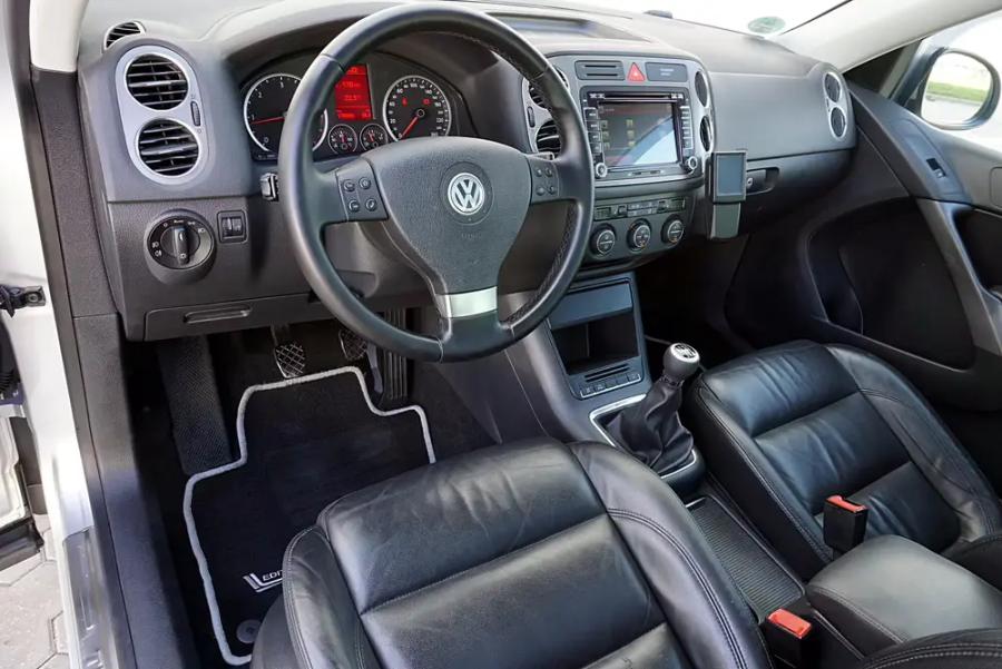 Pelēks Volkswagen Tiguan 2009 Rīga, ar dzinēja tilpumu 2.00 L un nobraukumu 1768 tūkst. km par 7900 €, foto 20 vietnē AUTOMOTO.COM.LV