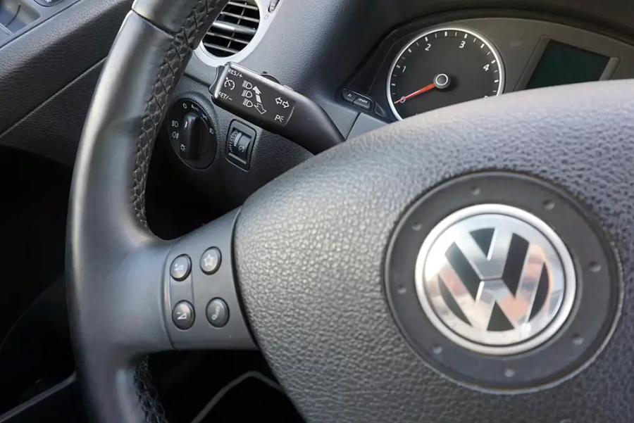 Pelēks Volkswagen Tiguan 2009 Rīga, ar dzinēja tilpumu 2.00 L un nobraukumu 1768 tūkst. km par 7900 €, foto 22 vietnē AUTOMOTO.COM.LV