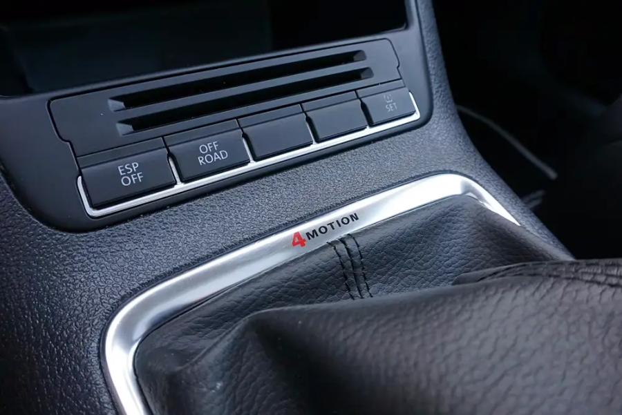 Pelēks Volkswagen Tiguan 2009 Rīga, ar dzinēja tilpumu 2.00 L un nobraukumu 1768 tūkst. km par 7900 €, foto 23 vietnē AUTOMOTO.COM.LV