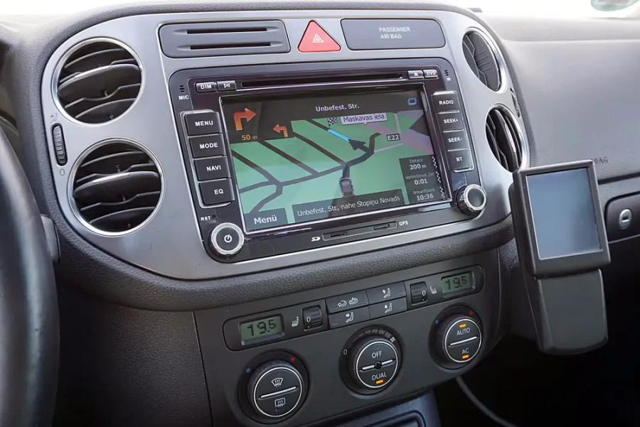 Pelēks Volkswagen Tiguan 2009 Rīga, ar dzinēja tilpumu 2.00 L un nobraukumu 1768 tūkst. km par 7900 €, foto 24 vietnē AUTOMOTO.COM.LV
