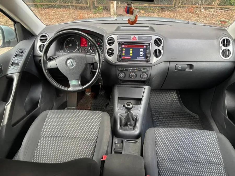 Grey Volkswagen Tiguan 2009 in Ogre, with an engine capacity of 1.40 L and mileage of 241 thousand km for 5750 €, photo 10 on AUTOMOTO.COM.LV