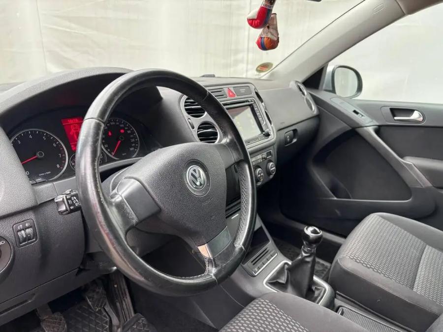 Grey Volkswagen Tiguan 2009 in Ogre, with an engine capacity of 1.40 L and mileage of 241 thousand km for 5750 €, photo 12 on AUTOMOTO.COM.LV