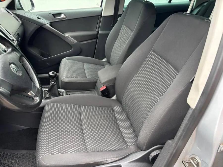 Grey Volkswagen Tiguan 2009 in Ogre, with an engine capacity of 1.40 L and mileage of 241 thousand km for 5750 €, photo 13 on AUTOMOTO.COM.LV