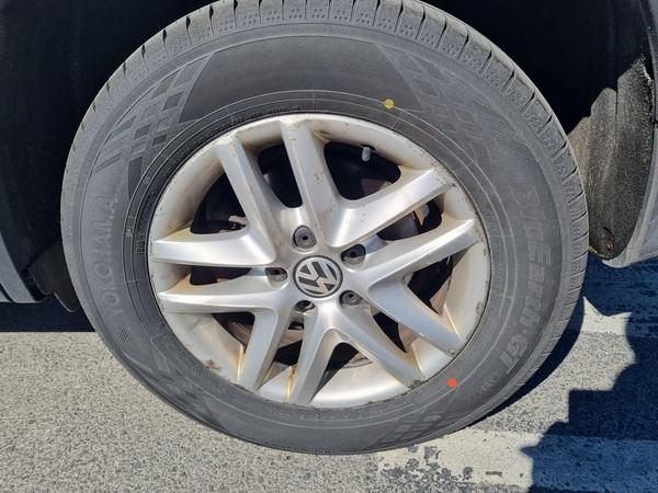 Pelēks Volkswagen Tiguan 2009 Tallina, ar dzinēja tilpumu 0.00 L un nobraukumu 141 tūkst. km par 4800 €, foto 4 vietnē AUTOMOTO.COM.LV