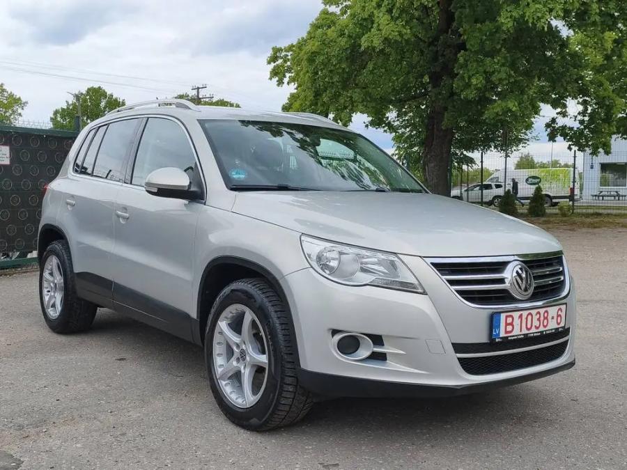 Grey Volkswagen Tiguan 2009 in Cesis, with an engine capacity of 2.00 L and mileage of 252 thousand km for 6950 €, photo 4 on AUTOMOTO.COM.LV