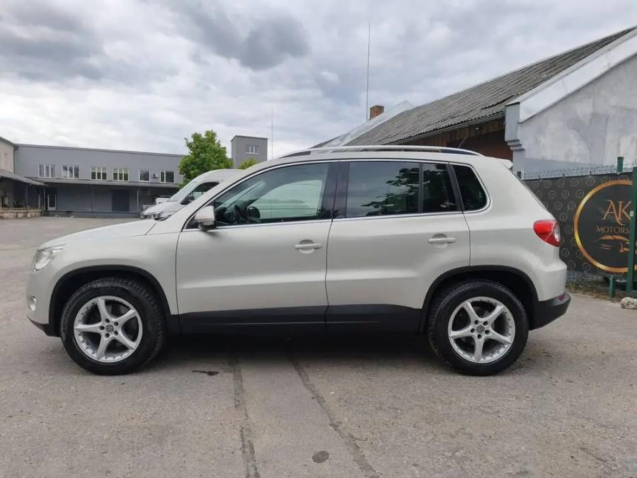 Grey Volkswagen Tiguan 2009 in Cesis, with an engine capacity of 2.00 L and mileage of 252 thousand km for 6950 €, photo 5 on AUTOMOTO.COM.LV