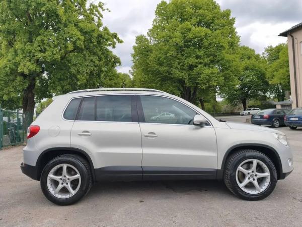 Pelēks Volkswagen Tiguan 2009 Cēsis, ar dzinēja tilpumu 2.00 L un nobraukumu 252 tūkst. km par 6950 €, foto 5 vietnē AUTOMOTO.COM.LV