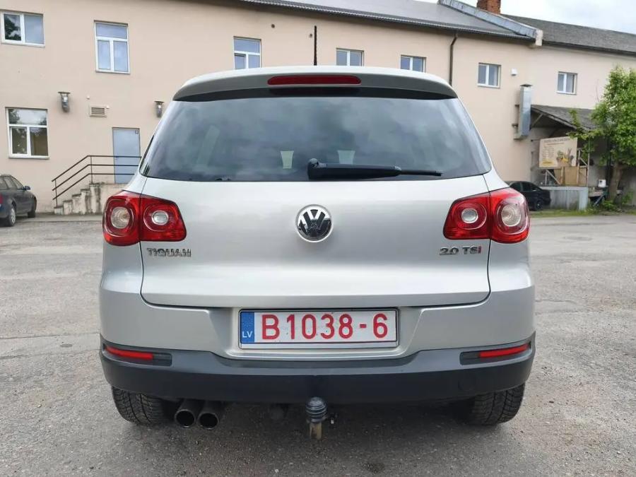 Grey Volkswagen Tiguan 2009 in Cesis, with an engine capacity of 2.00 L and mileage of 252 thousand km for 6950 €, photo 9 on AUTOMOTO.COM.LV