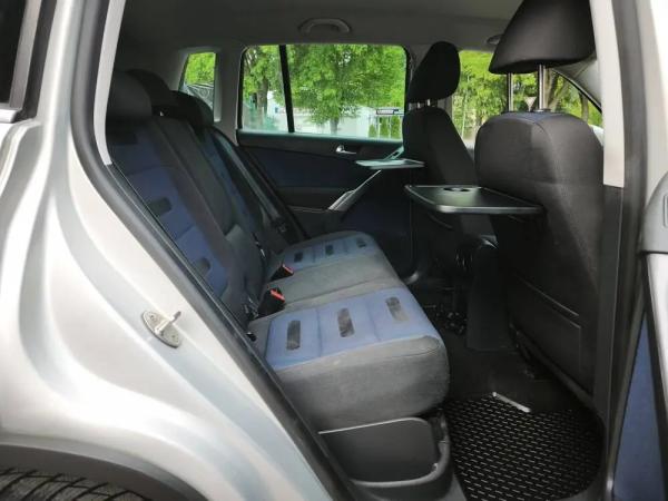 Pelēks Volkswagen Tiguan 2009 Cēsis, ar dzinēja tilpumu 2.00 L un nobraukumu 252 tūkst. km par 6950 €, foto 10 vietnē AUTOMOTO.COM.LV