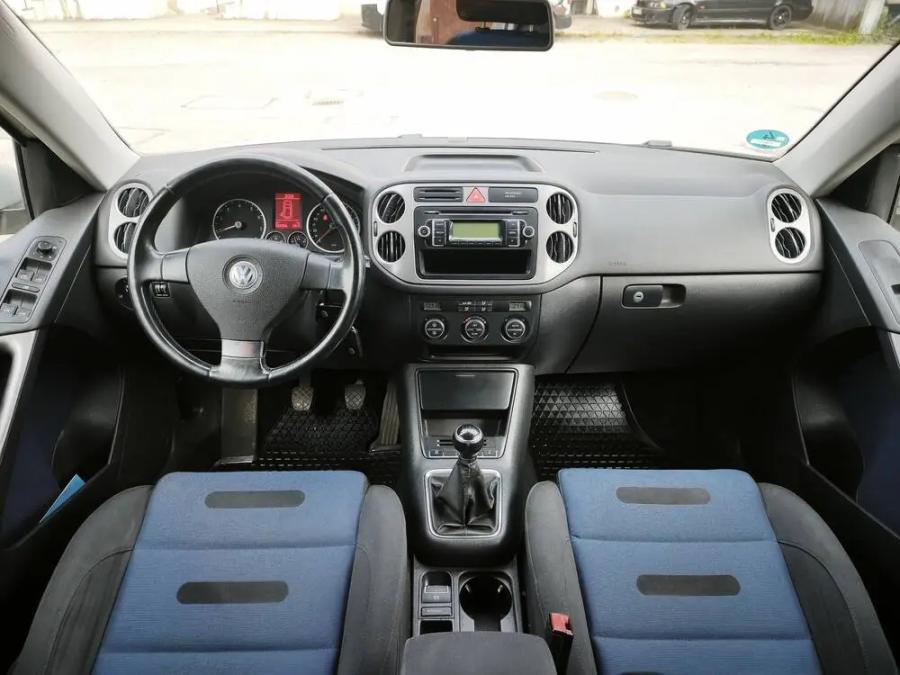 Grey Volkswagen Tiguan 2009 in Cesis, with an engine capacity of 2.00 L and mileage of 252 thousand km for 6950 €, photo 18 on AUTOMOTO.COM.LV