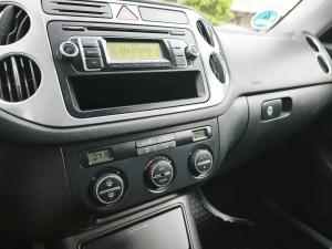 Grey Volkswagen Tiguan 2009 in Cesis, with an engine capacity of 2.00 L and mileage of 252 thousand km for 6950 €, photo 19 on AUTOMOTO.COM.LV