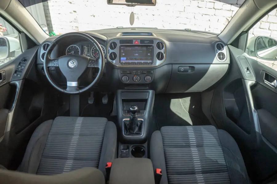 Grey Volkswagen Tiguan 2009 in Liepaja, with an engine capacity of 1.40 L and mileage of 257 thousand km for 6950 €, photo 8 on AUTOMOTO.COM.LV
