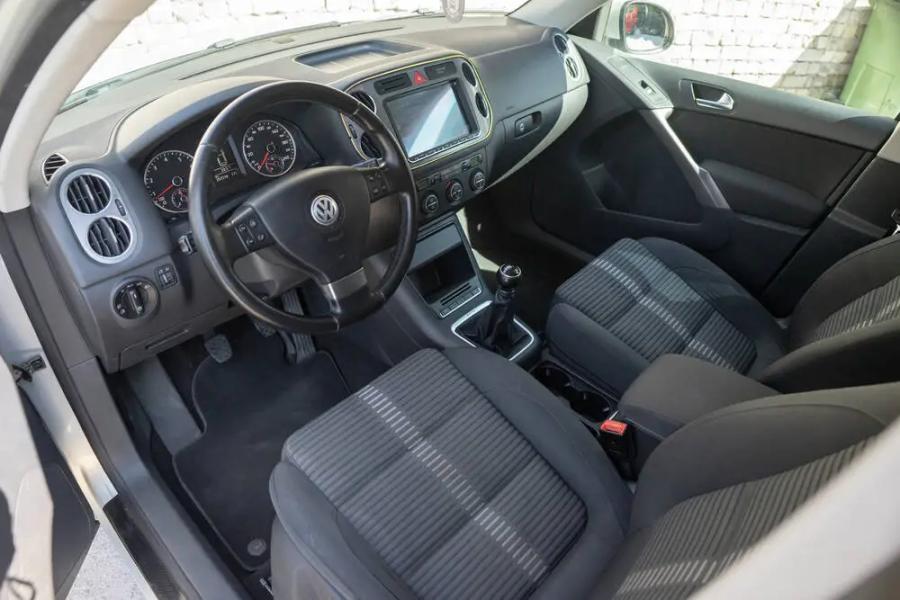 Grey Volkswagen Tiguan 2009 in Liepaja, with an engine capacity of 1.40 L and mileage of 257 thousand km for 6950 €, photo 9 on AUTOMOTO.COM.LV