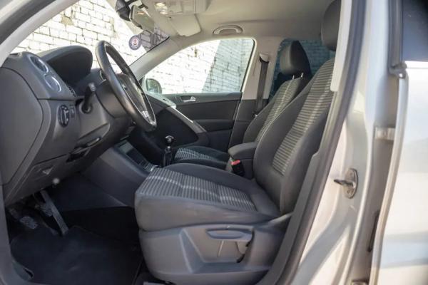 Grey Volkswagen Tiguan 2009 in Liepaja, with an engine capacity of 1.40 L and mileage of 257 thousand km for 6950 €, photo 9 on AUTOMOTO.COM.LV
