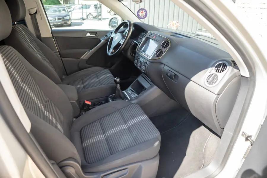 Grey Volkswagen Tiguan 2009 in Liepaja, with an engine capacity of 1.40 L and mileage of 257 thousand km for 6950 €, photo 15 on AUTOMOTO.COM.LV