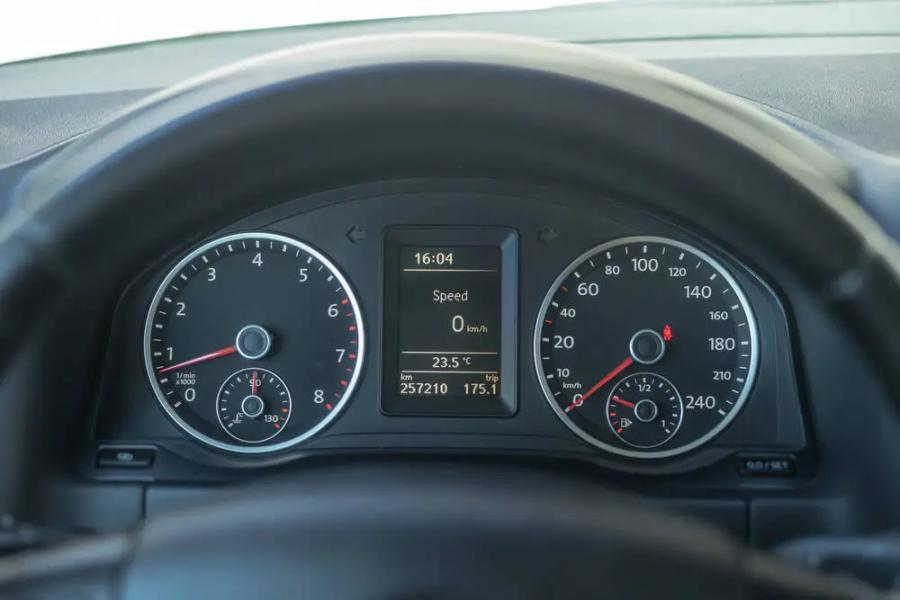 Grey Volkswagen Tiguan 2009 in Liepaja, with an engine capacity of 1.40 L and mileage of 257 thousand km for 6950 €, photo 16 on AUTOMOTO.COM.LV