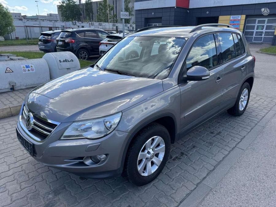 Grey Volkswagen Tiguan 2009 in Kaunas, with an engine capacity of 1.39 L and mileage of 183 thousand km for 5150 €, photo 4 on AUTOMOTO.COM.LV