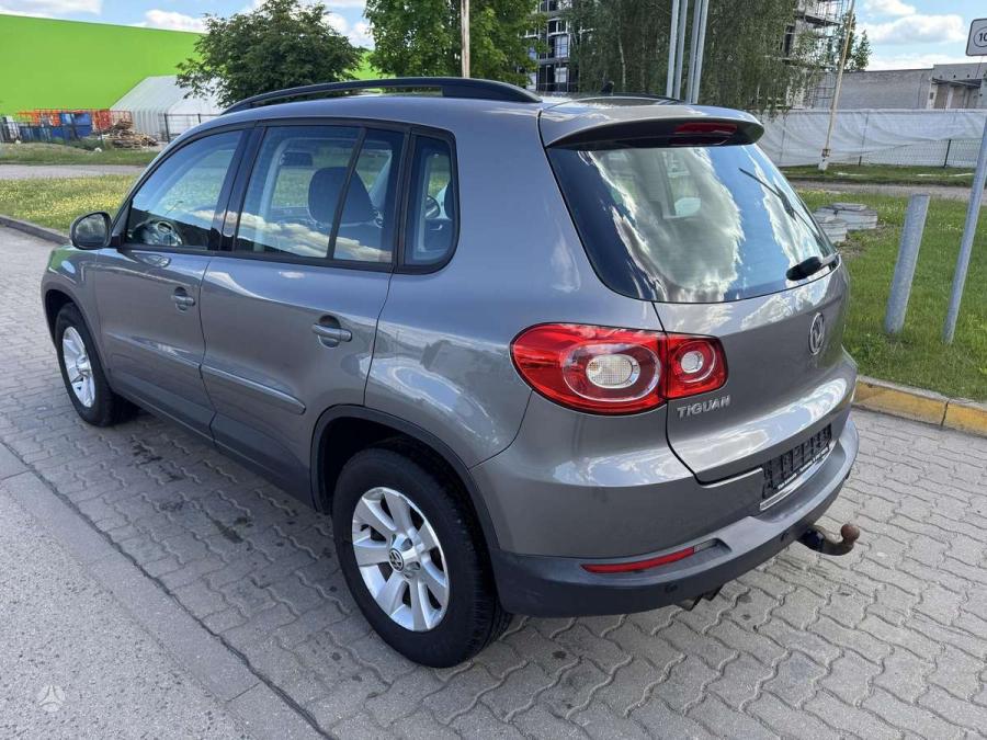 Grey Volkswagen Tiguan 2009 in Kaunas, with an engine capacity of 1.39 L and mileage of 183 thousand km for 5150 €, photo 5 on AUTOMOTO.COM.LV