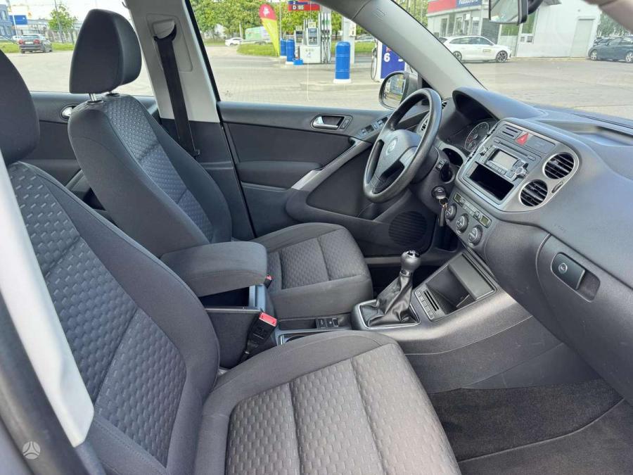 Grey Volkswagen Tiguan 2009 in Kaunas, with an engine capacity of 1.39 L and mileage of 183 thousand km for 5150 €, photo 8 on AUTOMOTO.COM.LV