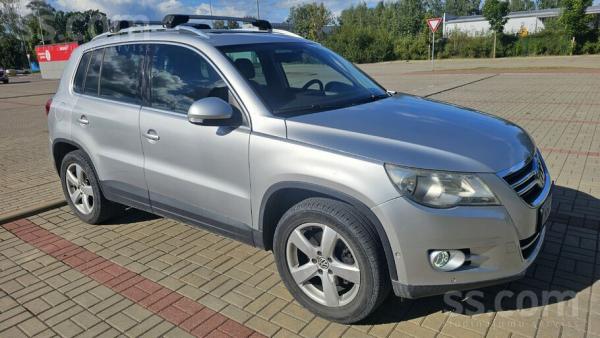 Grey Volkswagen Tiguan 2009 in Jelgava, with an engine capacity of 2.00 L and mileage of 252 thousand km for 6500 €, photo 2 on AUTOMOTO.COM.LV