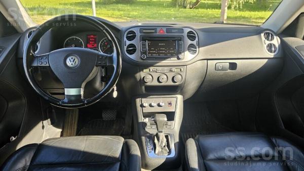 Grey Volkswagen Tiguan 2009 in Jelgava, with an engine capacity of 2.00 L and mileage of 252 thousand km for 6500 €, photo 4 on AUTOMOTO.COM.LV