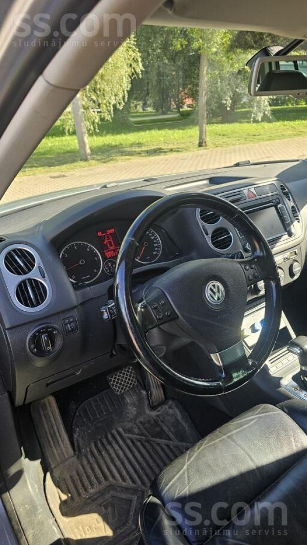 Grey Volkswagen Tiguan 2009 in Jelgava, with an engine capacity of 2.00 L and mileage of 252 thousand km for 6500 €, photo 5 on AUTOMOTO.COM.LV
