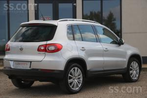 Grey Volkswagen Tiguan 2009 in Tukums, with an engine capacity of 2.00 L and mileage of 138 thousand km for 6969 €, photo 5 on AUTOMOTO.COM.LV