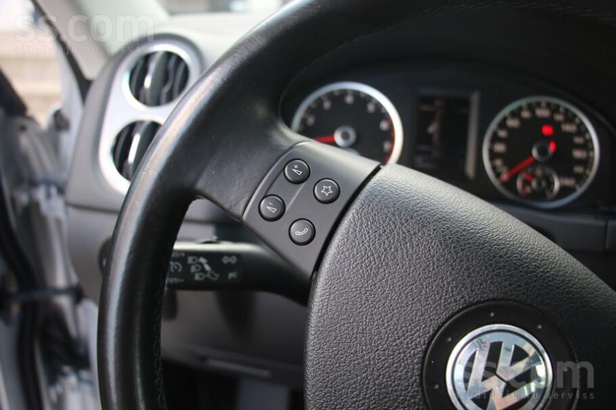 Grey Volkswagen Tiguan 2009 in Tukums, with an engine capacity of 2.00 L and mileage of 138 thousand km for 6969 €, photo 16 on AUTOMOTO.COM.LV